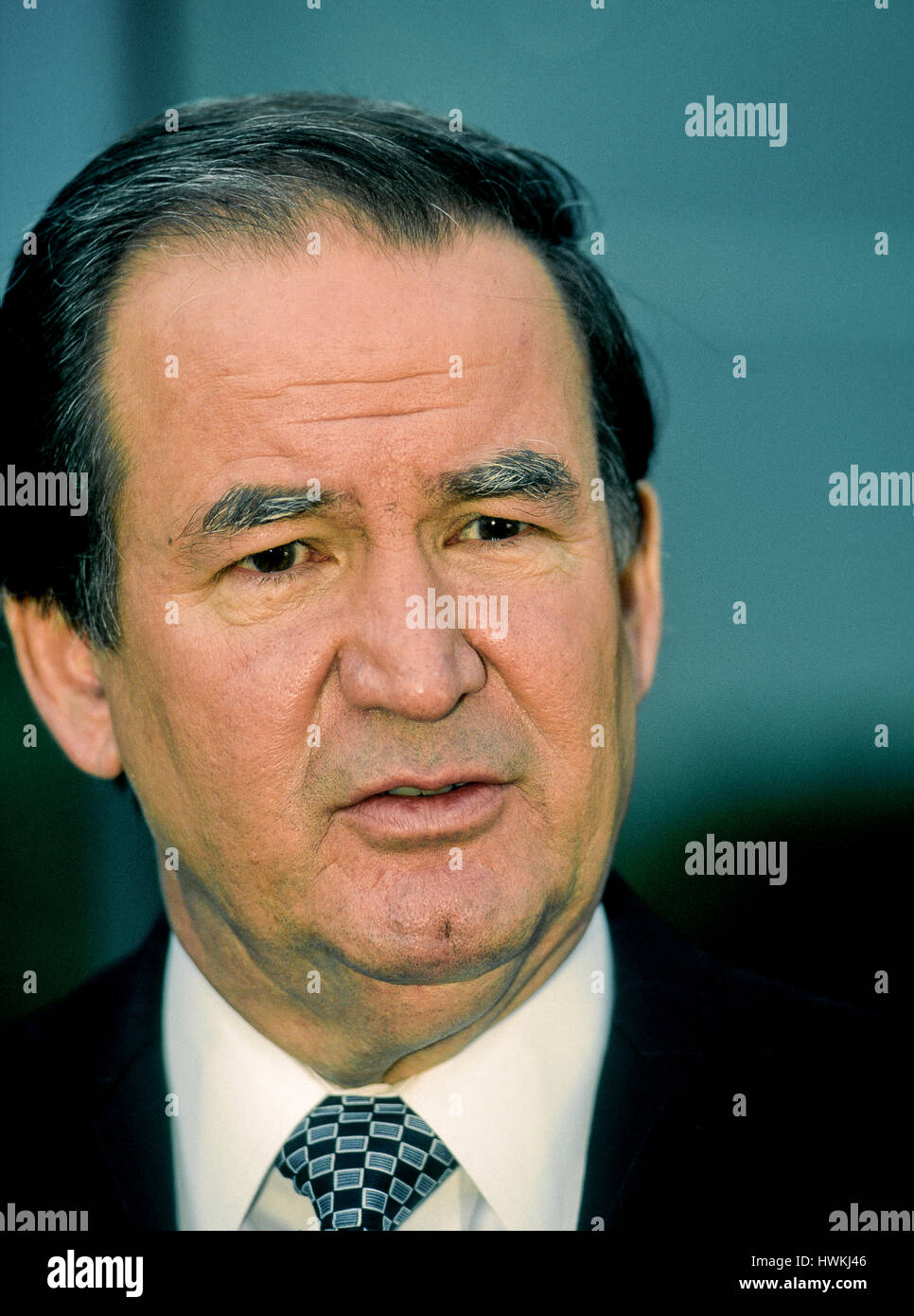 Republican Presidential candidate Pat Buchanan talks to reporters ...