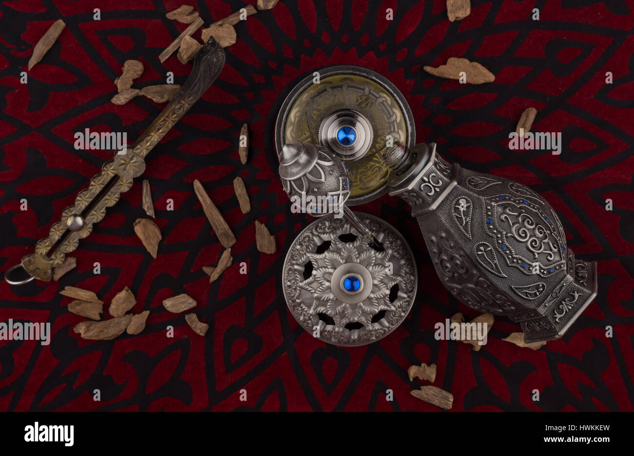 Silver Oriental Artistic Arabian Oud Perfume / Arabian Oud Perfume with ...