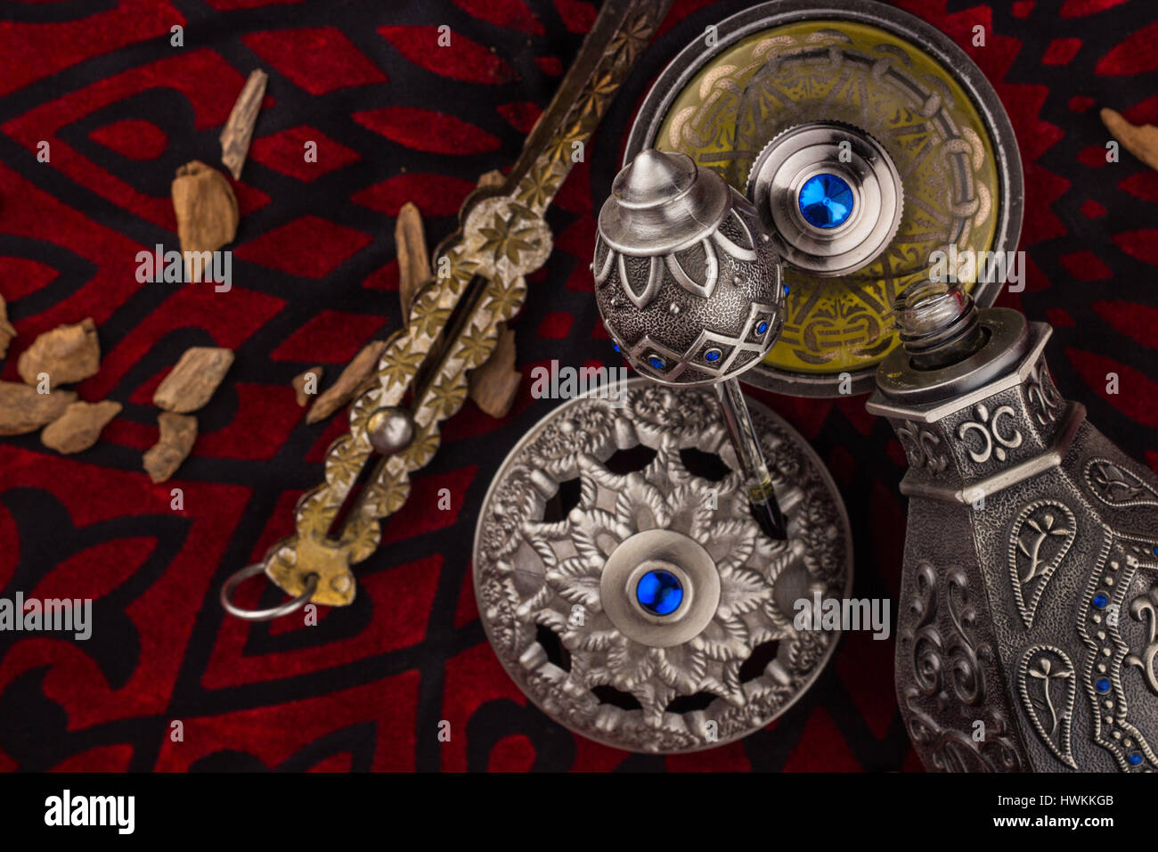 Silver Oriental Artistic Arabian Oud Perfume / Arabian Oud Perfume with ...