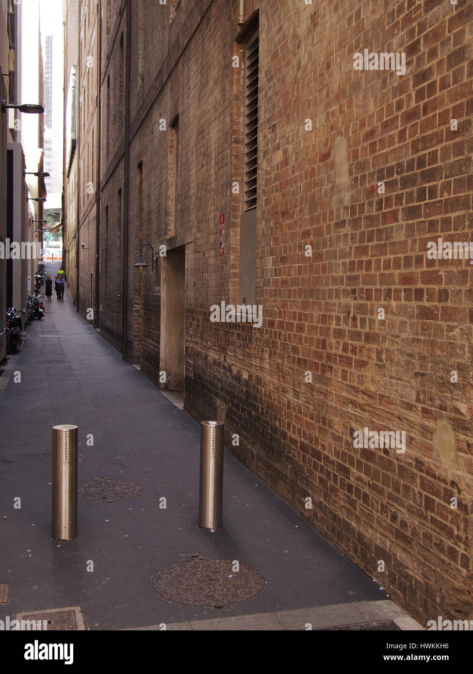Walking in laneway hi-res stock photography and images - Alamy
