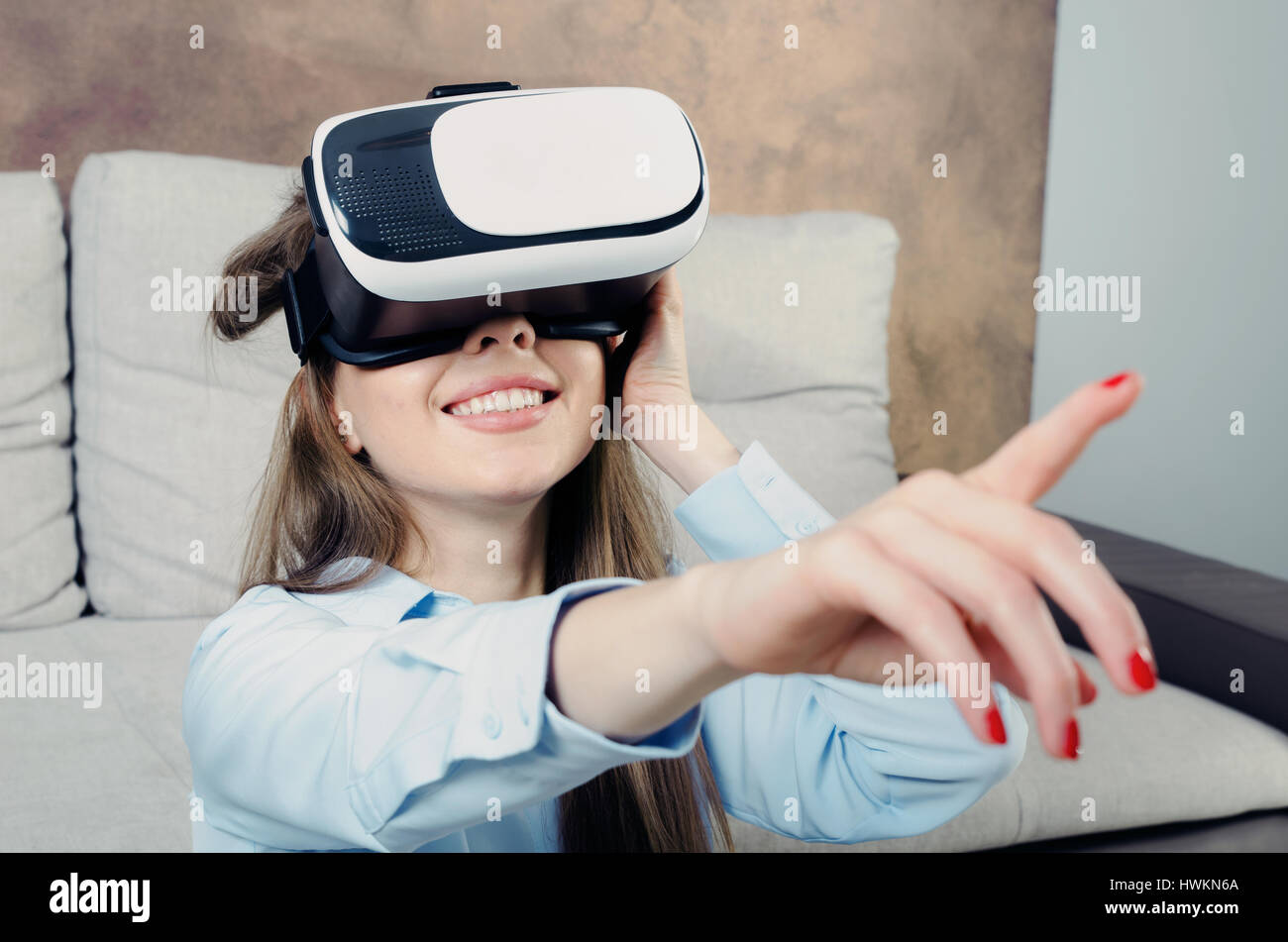 Virtual reality woman hi-res stock photography and images - Alamy