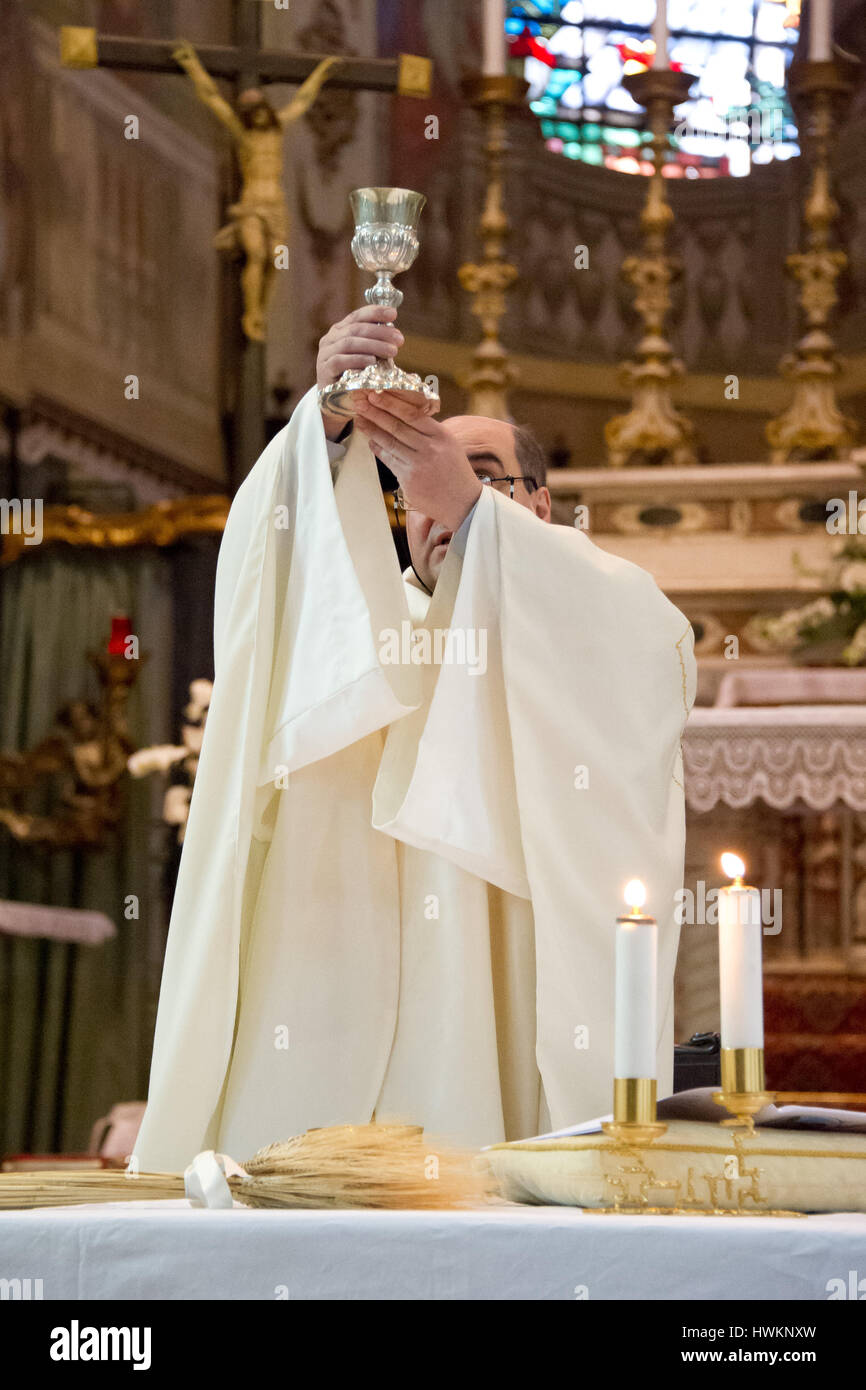 Offertory at mass hi-res stock photography and images - Alamy