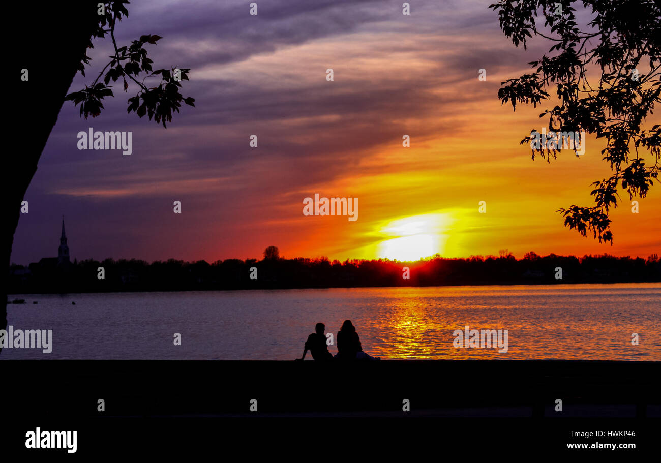 silhouette of two people looking at the sunset Stock Photo - Alamy