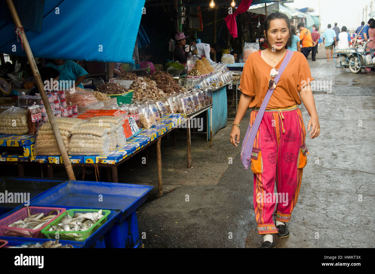 Thai people and travellers buy seafood from vendors seafood shop at Ang ...