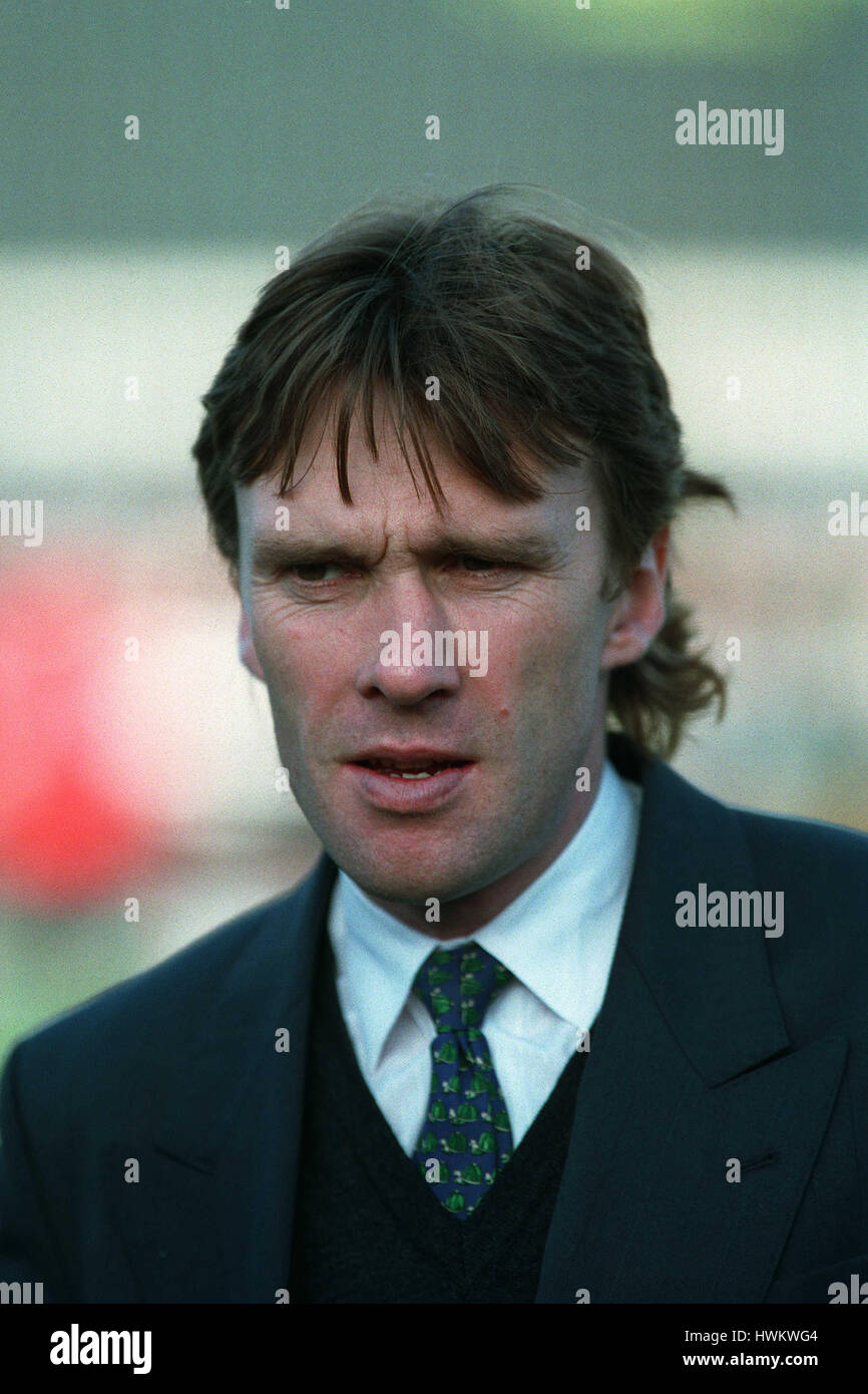 PETER SCUDAMORE JOURNALIST DAILY MAIL 25 November 1993 Stock Photo - Alamy
