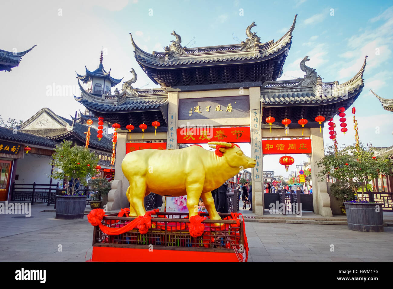Golden bull statue hi-res stock photography and images - Alamy
