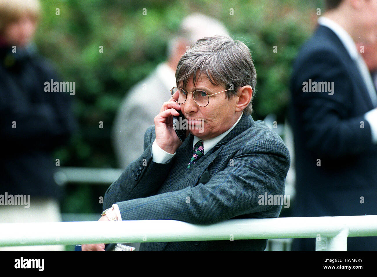 WILLIE CARSON BBC TV RACING COMMENTATOR 14 May 1998 Stock Photo - Alamy