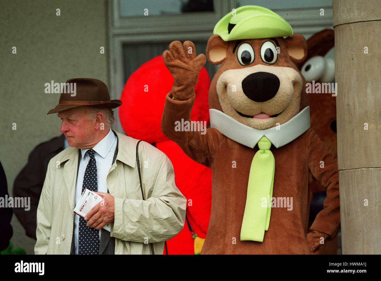 PETER EASTERBY & YOGI BEAR DONCASTERS FAMILY DAY 25 June 1999 Stock ...