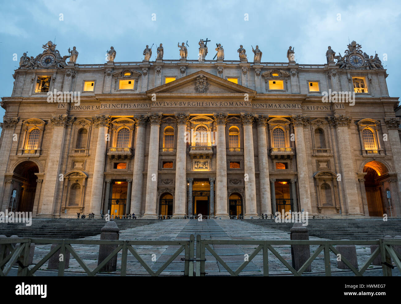 Front view st peters basilica hi-res stock photography and images - Alamy