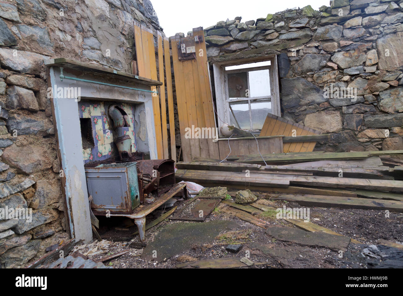 Derelict stone cottage hi-res stock photography and images - Alamy