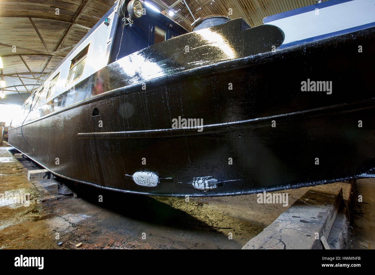 Narrowboat hull hi-res stock photography and images - Alamy
