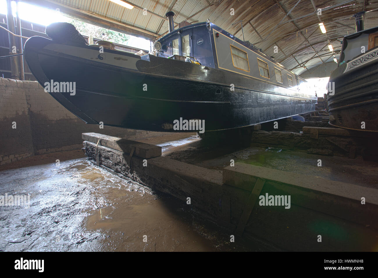 Narrowboat hull hi-res stock photography and images - Alamy