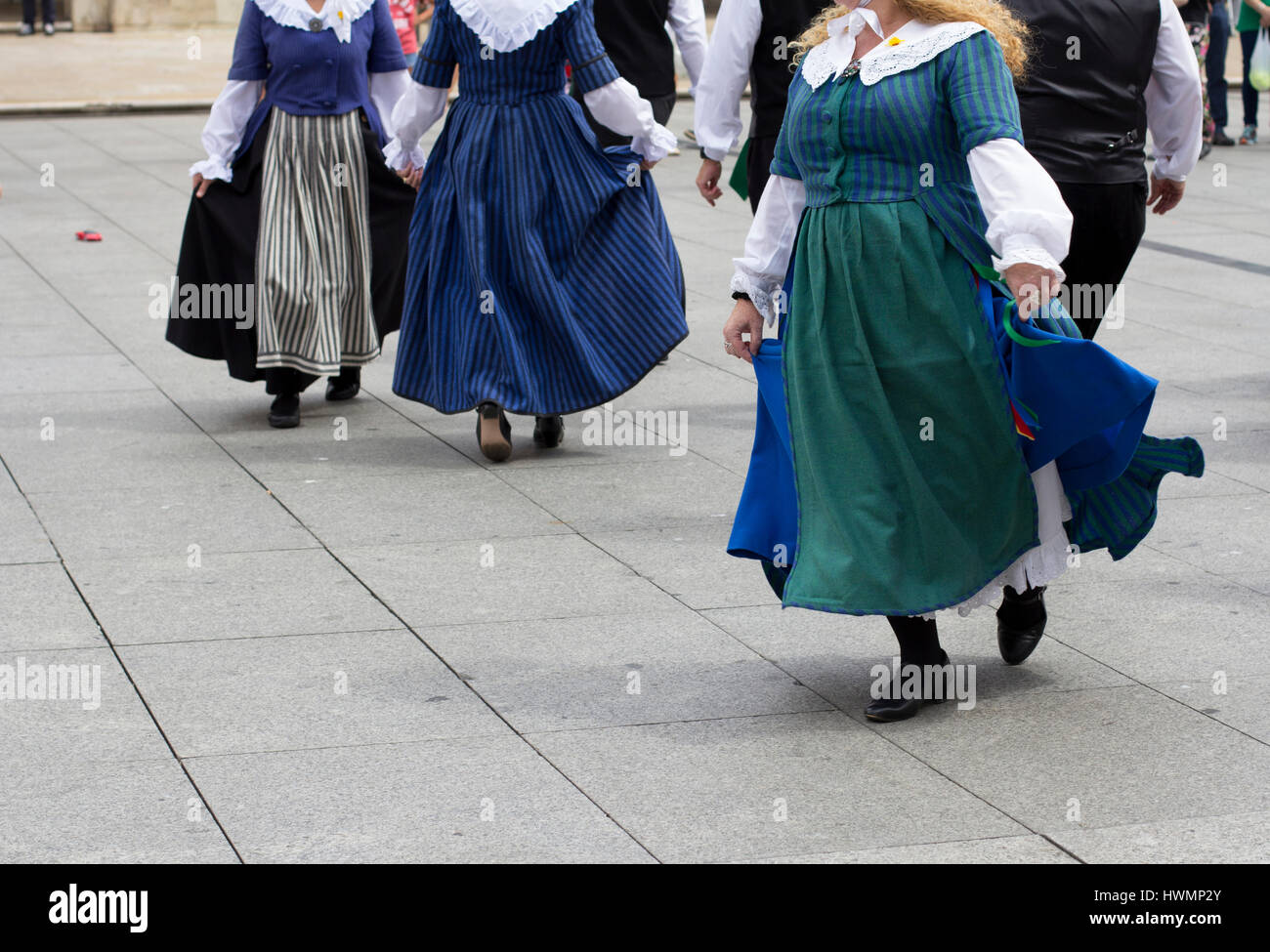Welsh dancers wear traditional costume Stock Photo - Alamy
