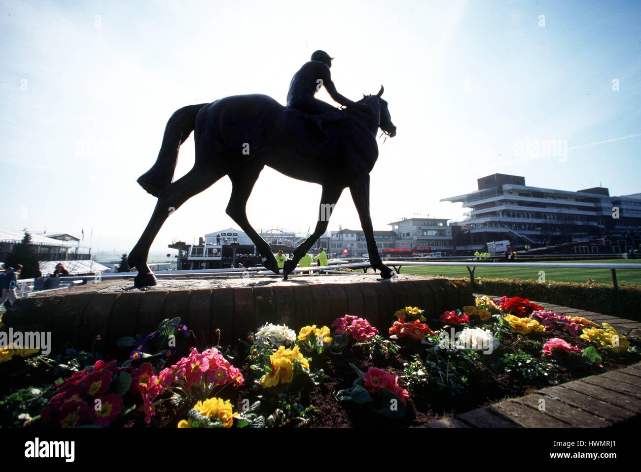 DAWN RUN STATUE CHELTENHAM FESTIVAL 1999 18 March 2000 Stock Photo - Alamy