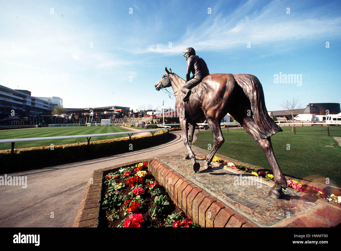DAWN RUN STATUE CHELTENHAM FESTIVAL 1999 18 March 2000 Stock Photo - Alamy