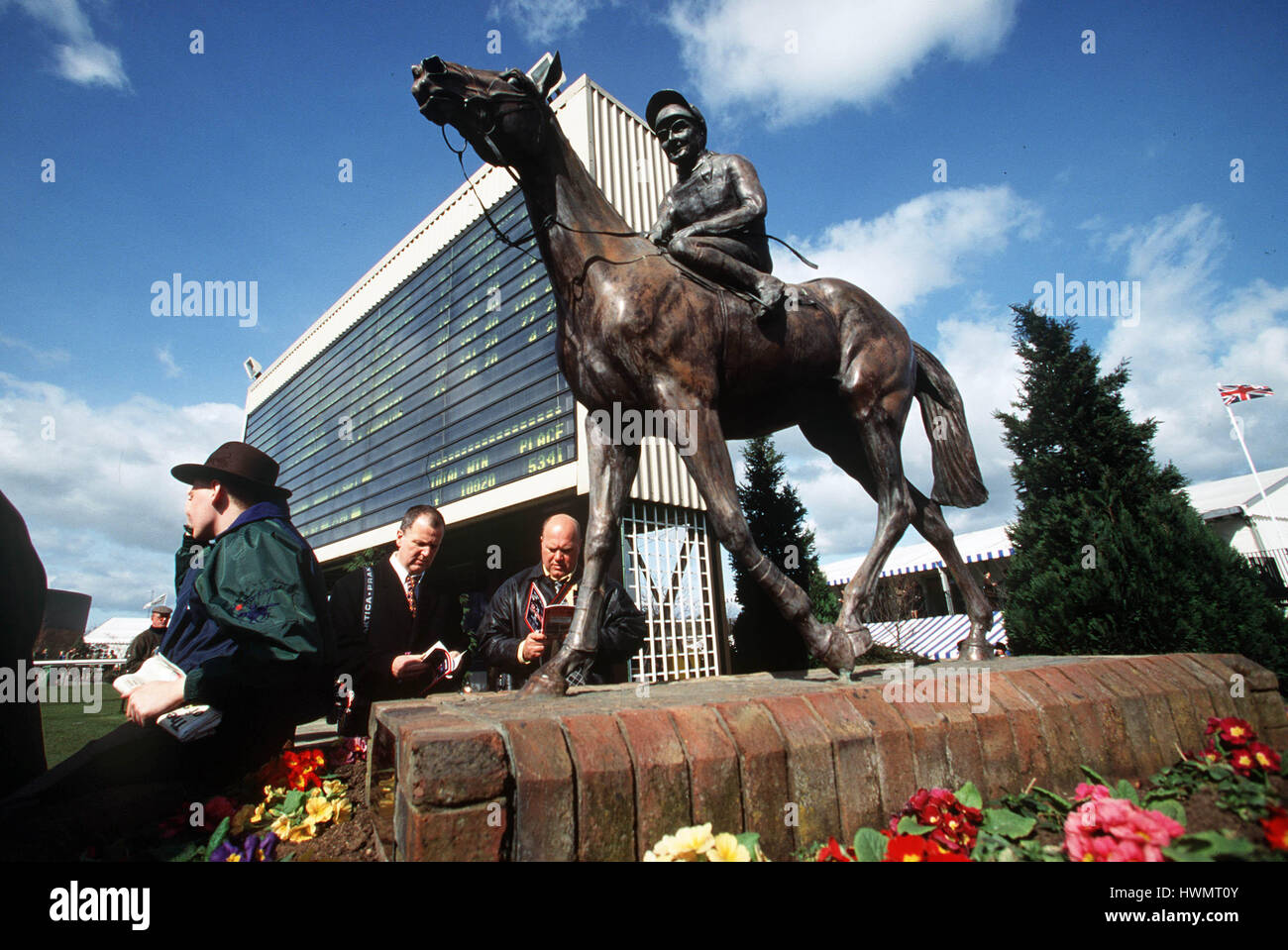 DAWN RUN STATUE CHELTENHAM FESTIVAL 1999 18 March 2000 Stock Photo - Alamy