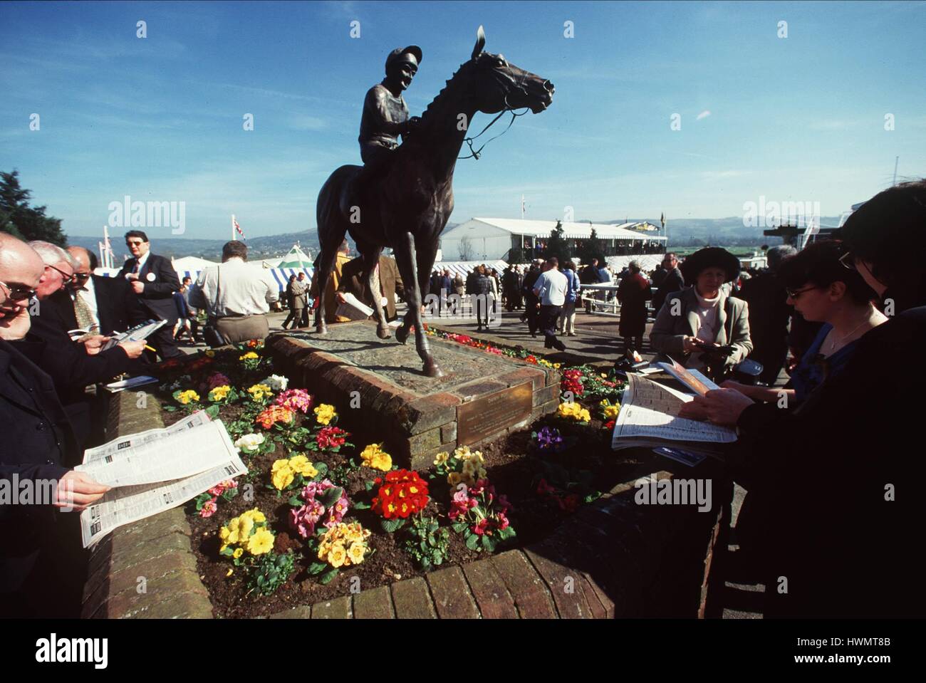 DAWN RUN STATUE CHELTENHAM FESTIVAL 1999 18 March 2000 Stock Photo - Alamy