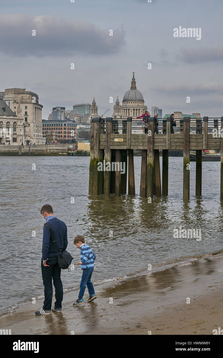 Thames beach hi-res stock photography and images - Alamy