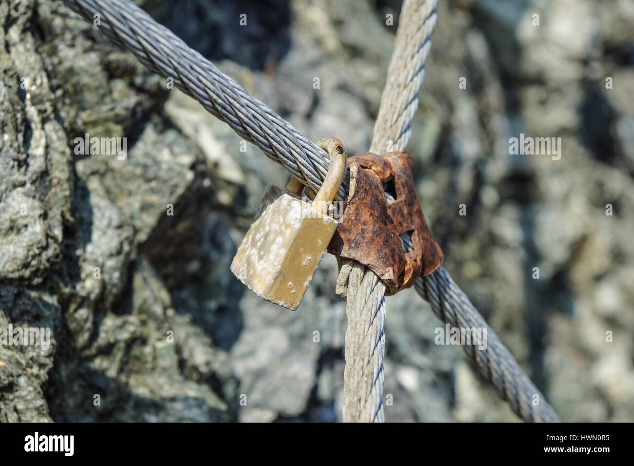 Rusty wire grip lock, cable clamp turnbuckle Stock Photo - Alamy