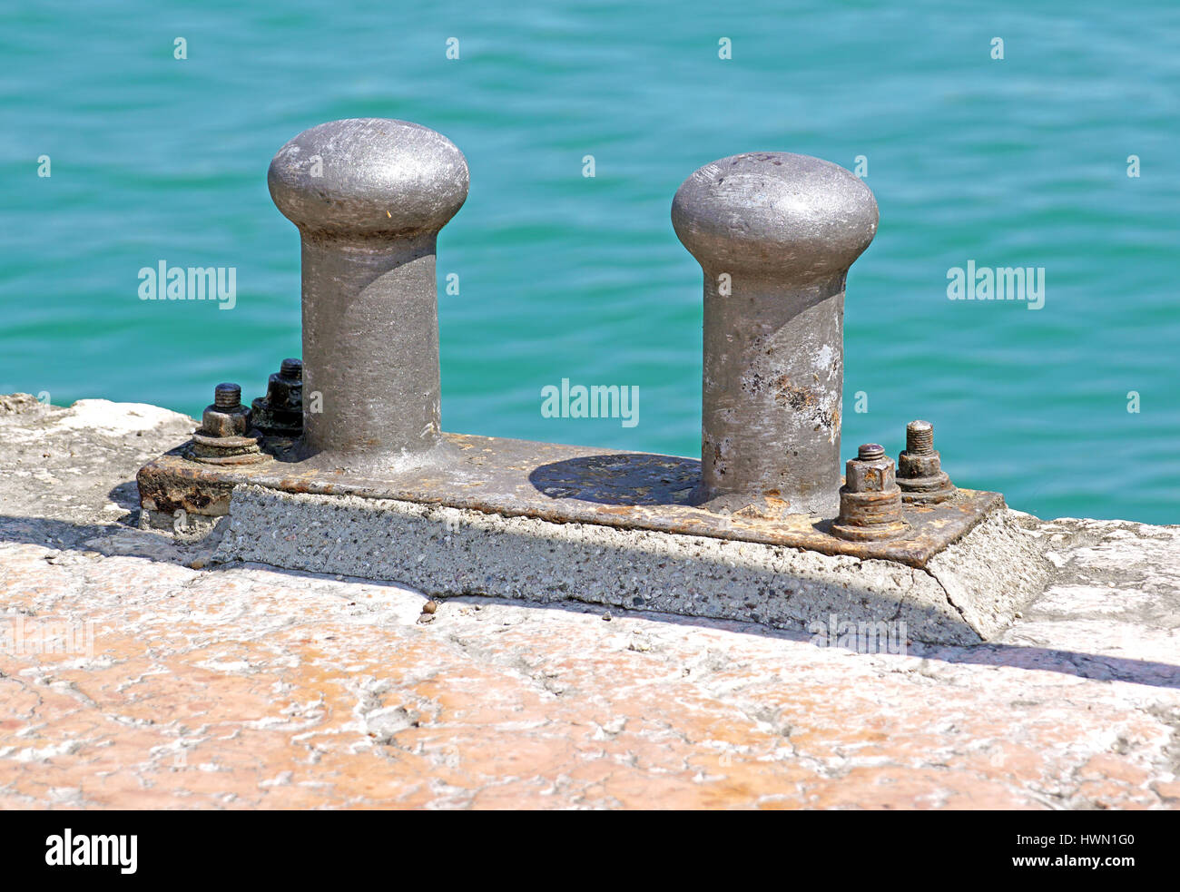 Docking boat knot hi-res stock photography and images - Alamy