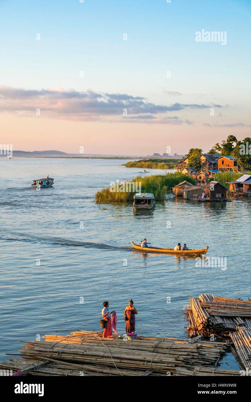 Myanmar (Burma), Mandalay region, Mandalay, the banks of Irrawaddy (or ...