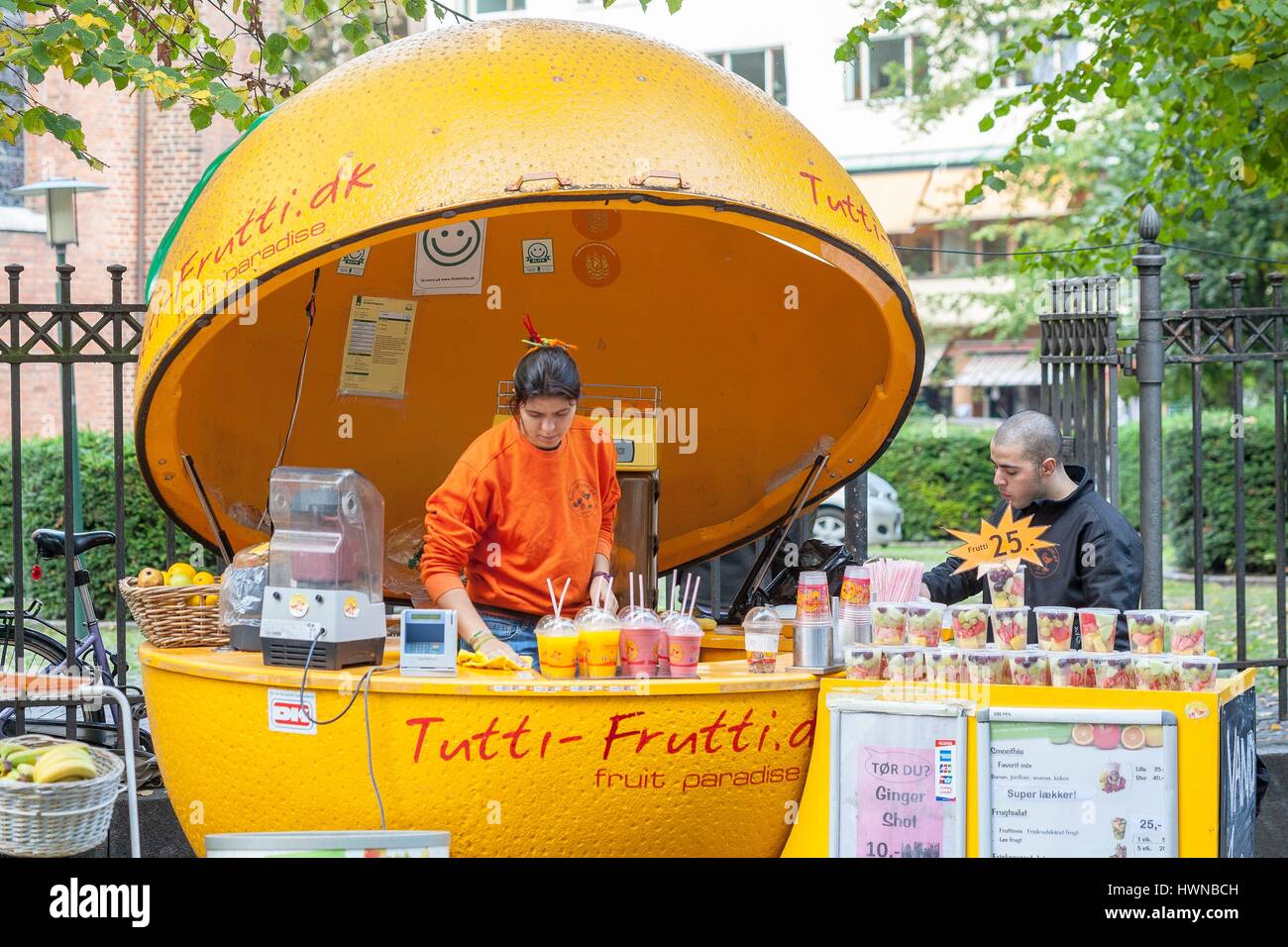 Denmark, Zealand, Copenhagen, Stroget, hawker of fresh fruit juice ...