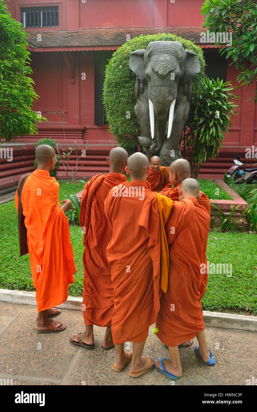 Cambodia monks statue hi-res stock photography and images - Alamy
