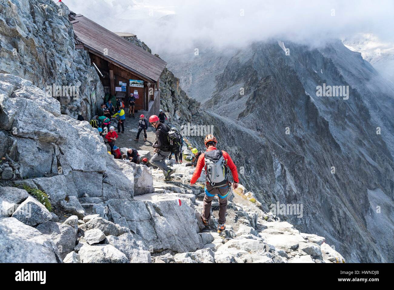 Lago scuro hi-res stock photography and images - Alamy