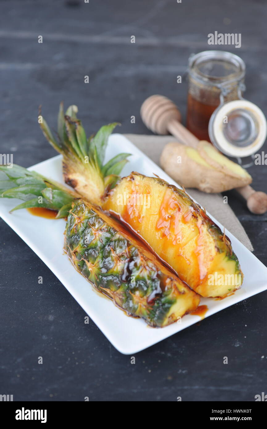 Ananas rôti au caramel et au gingembre Stock Photo - Alamy