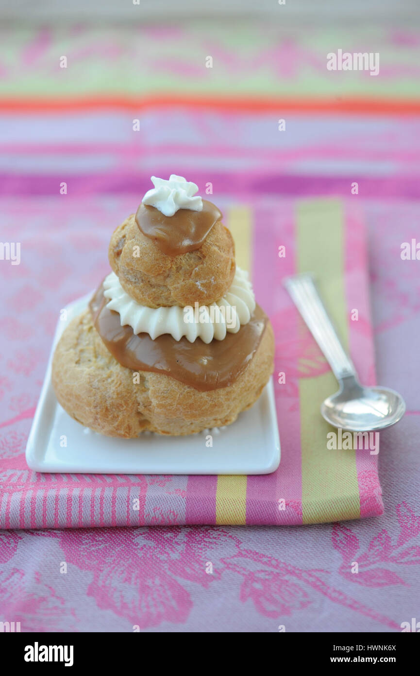 Religieuse au café Stock Photo - Alamy