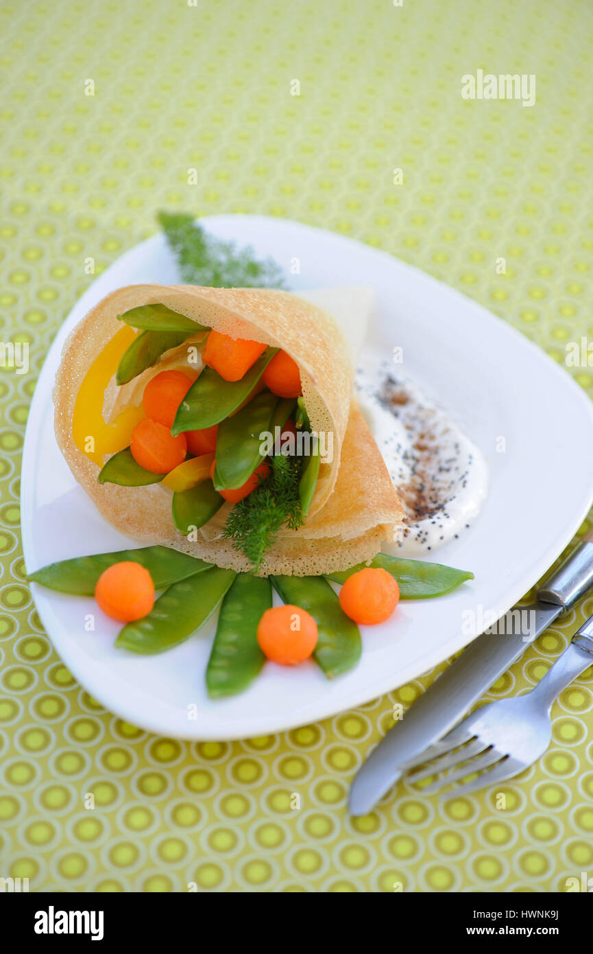 Cornet surprise aux petits légumes Stock Photo - Alamy