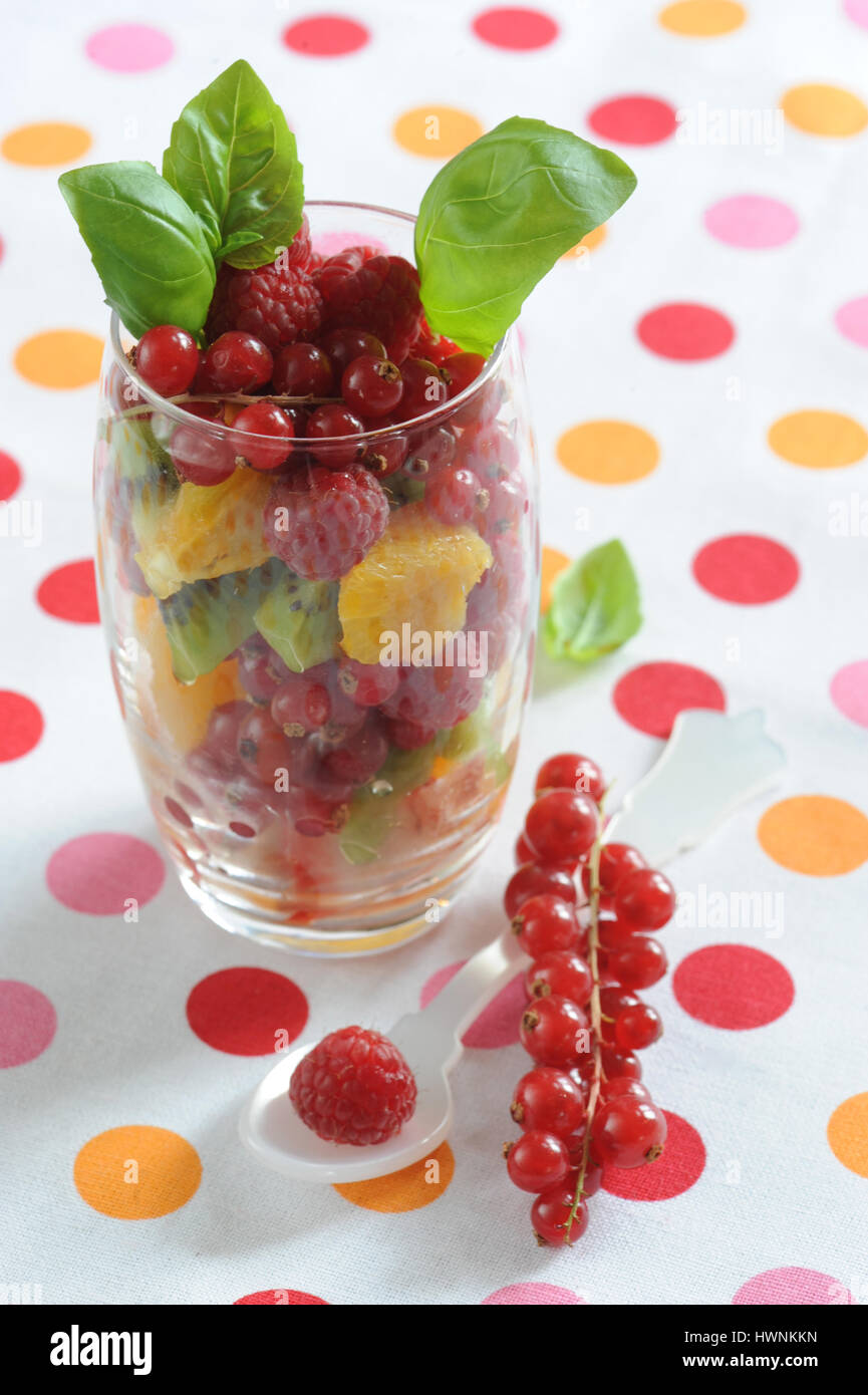 Salade de fruits au basilic Stock Photo - Alamy