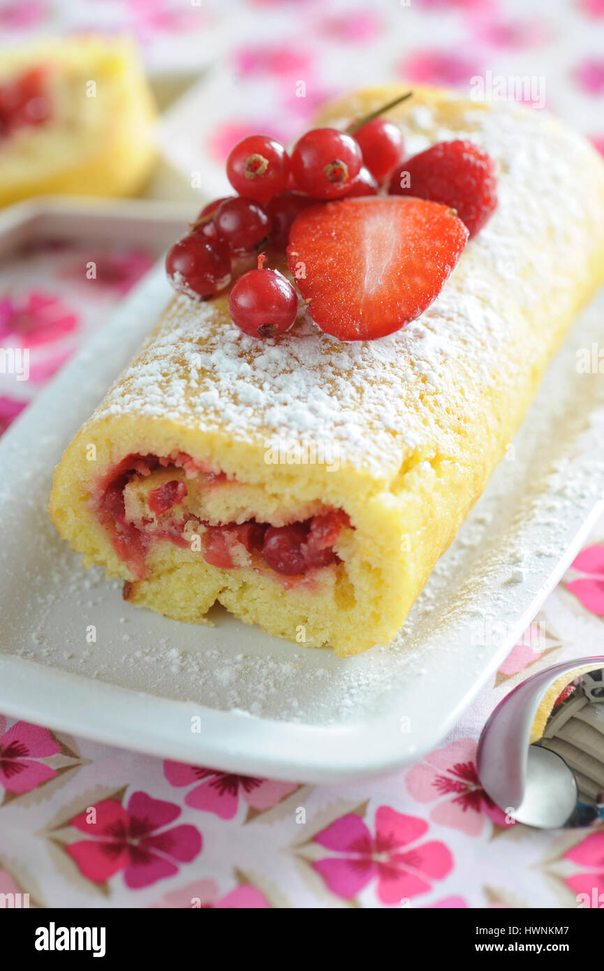 Biscuit roulé aux fruits Stock Photo - Alamy