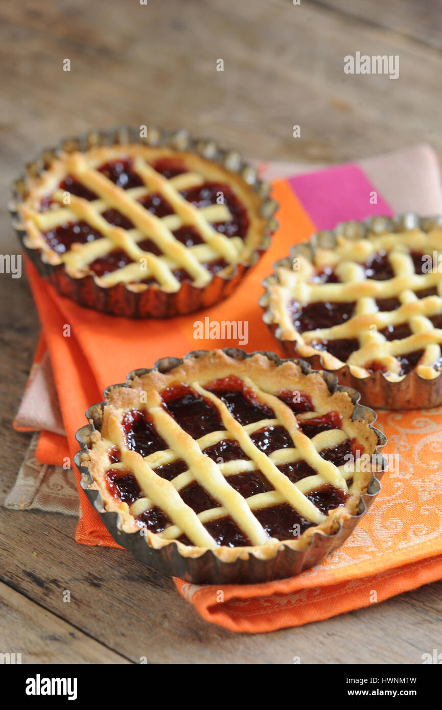 Tartelettes confiture de fruits rouge Stock Photo - Alamy
