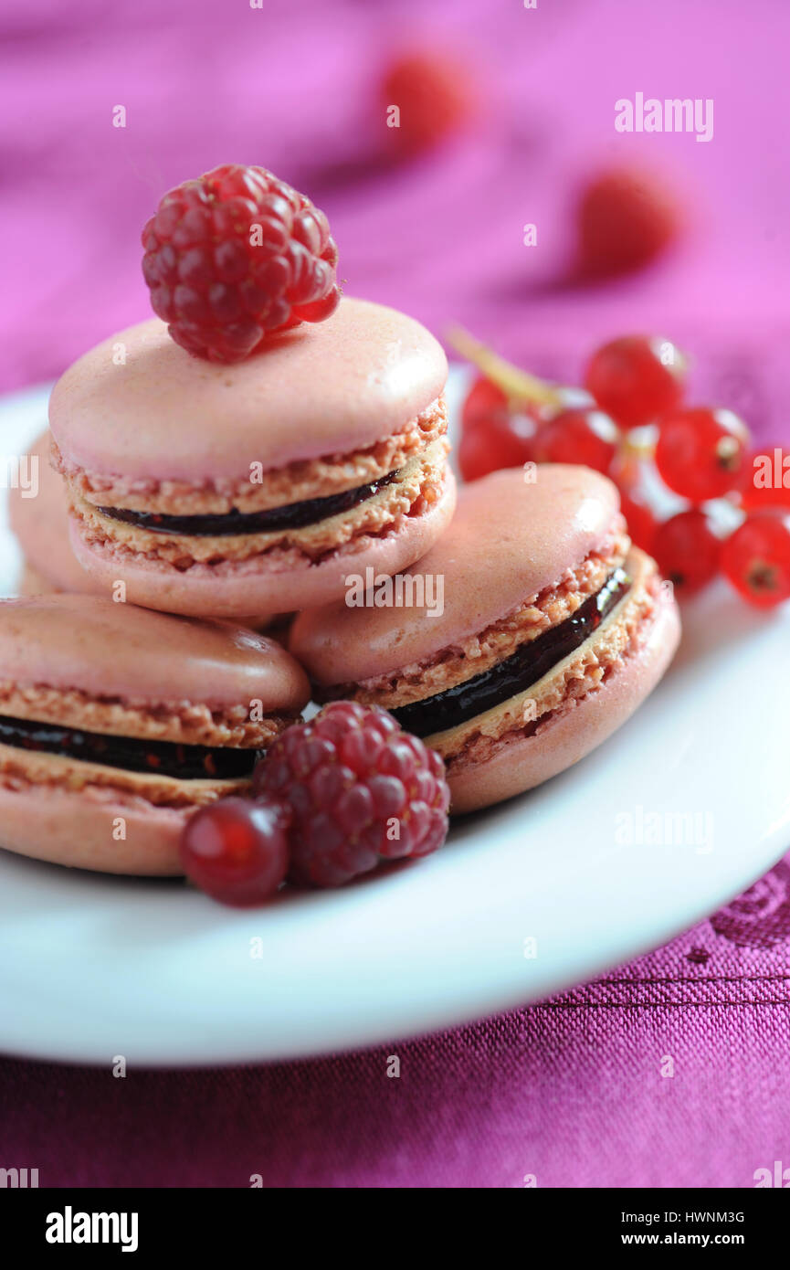Macarons aux fruits rouges Stock Photo - Alamy