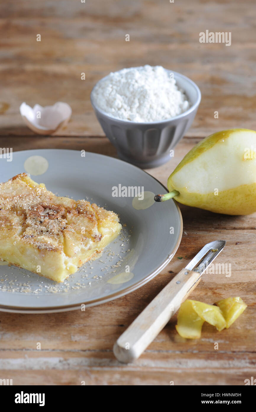 Clafoutis mirabelle poire Stock Photo - Alamy