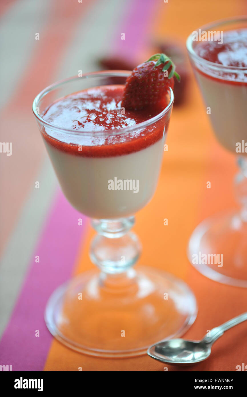 Panna cotta aux fruits Stock Photo - Alamy