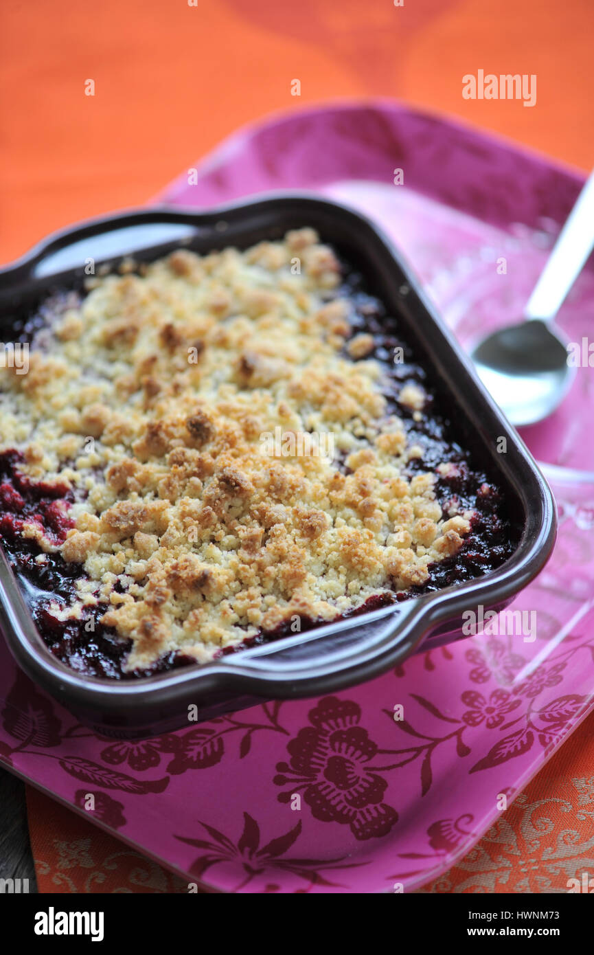 Crumble de fruits rouges Stock Photo - Alamy