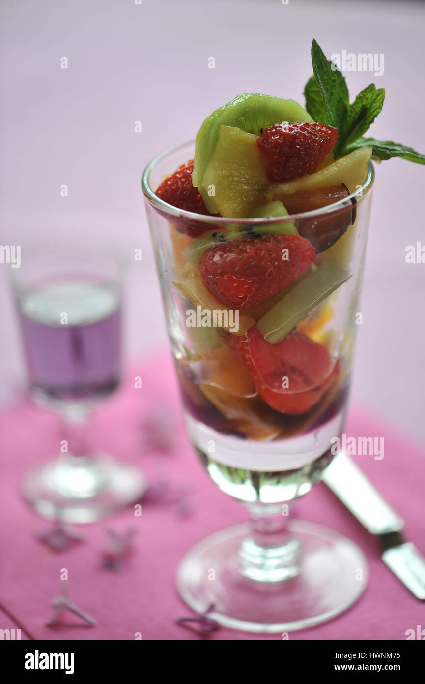 Salade de fruits à la violette Stock Photo - Alamy