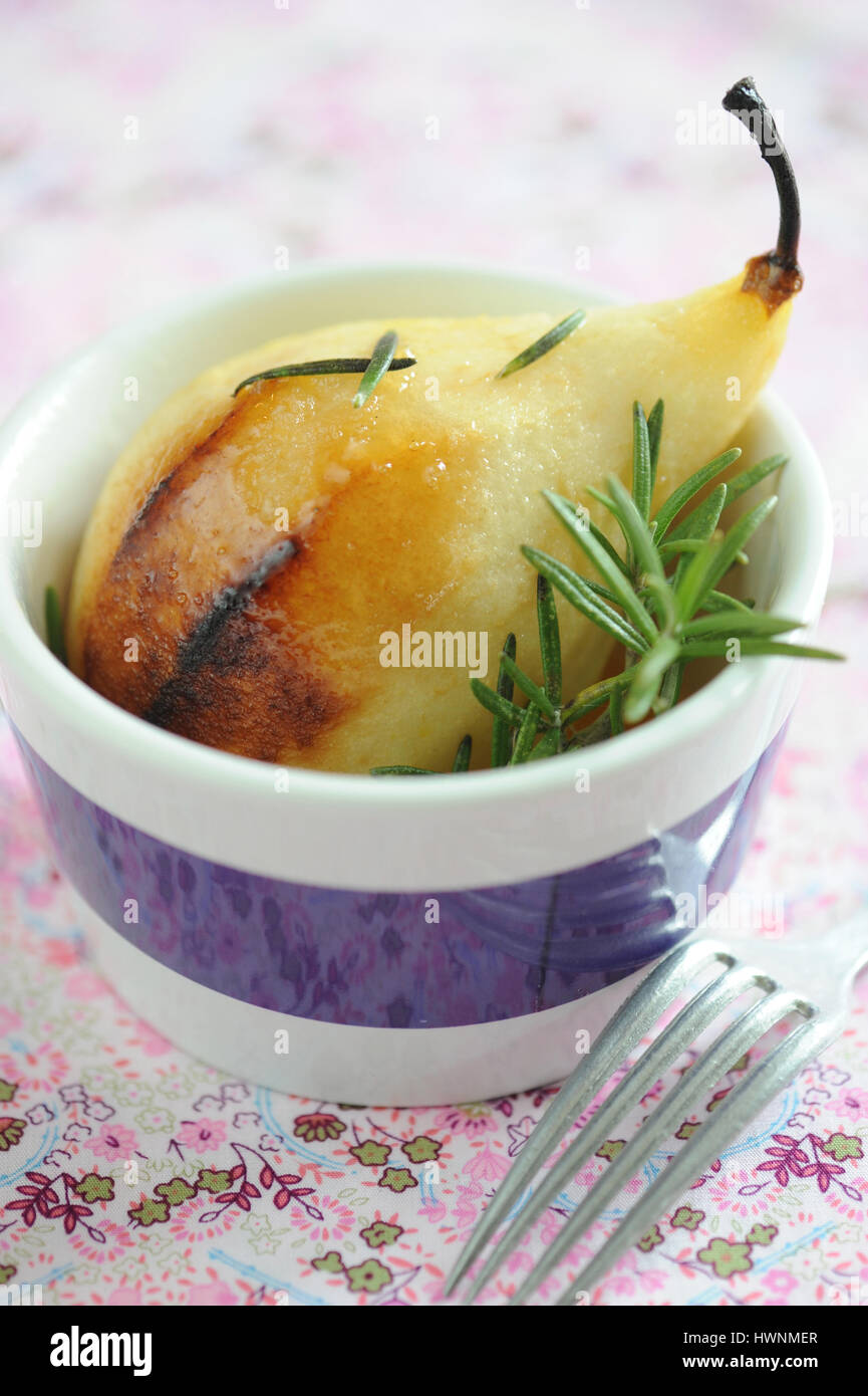 Poires rôties au romarin Stock Photo - Alamy