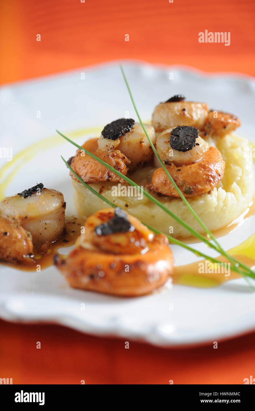 St Jacques poêlées pommes de terre Stock Photo - Alamy