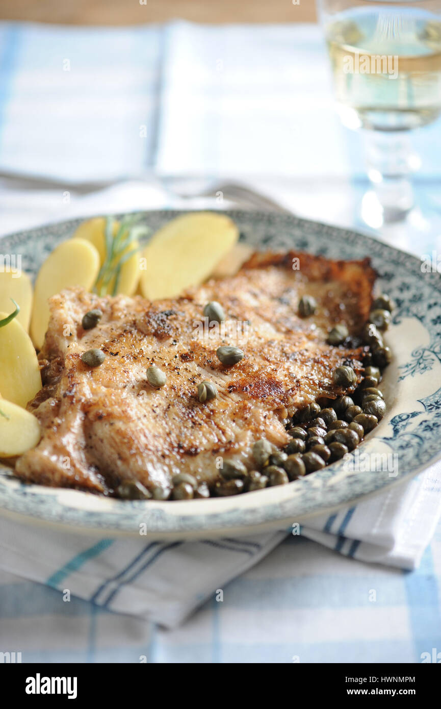 Ailes de raie câpres Stock Photo - Alamy