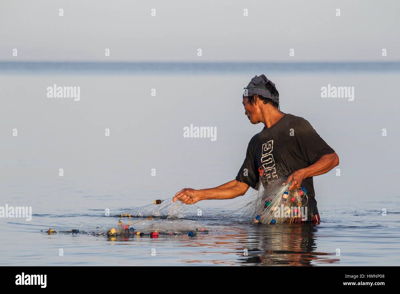 Philippines, Luzon, Sorsogon Province, Donsol, fisherman using fishnet ...