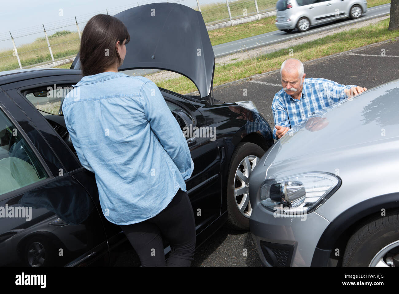 two drivers arguing after traffic accident Stock Photo - Alamy