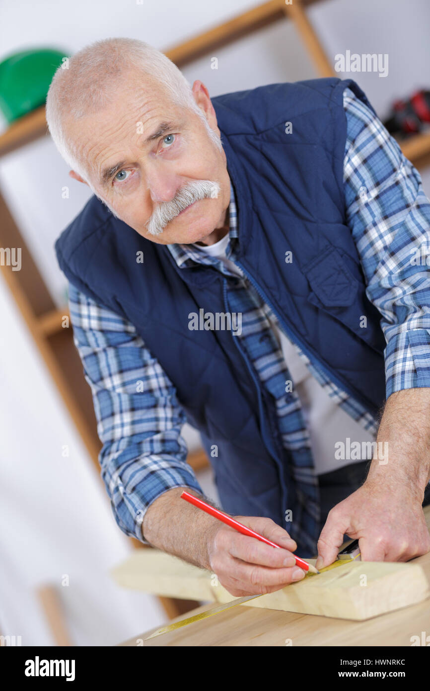 carpenter using a straightedge to draw a line Stock Photo - Alamy