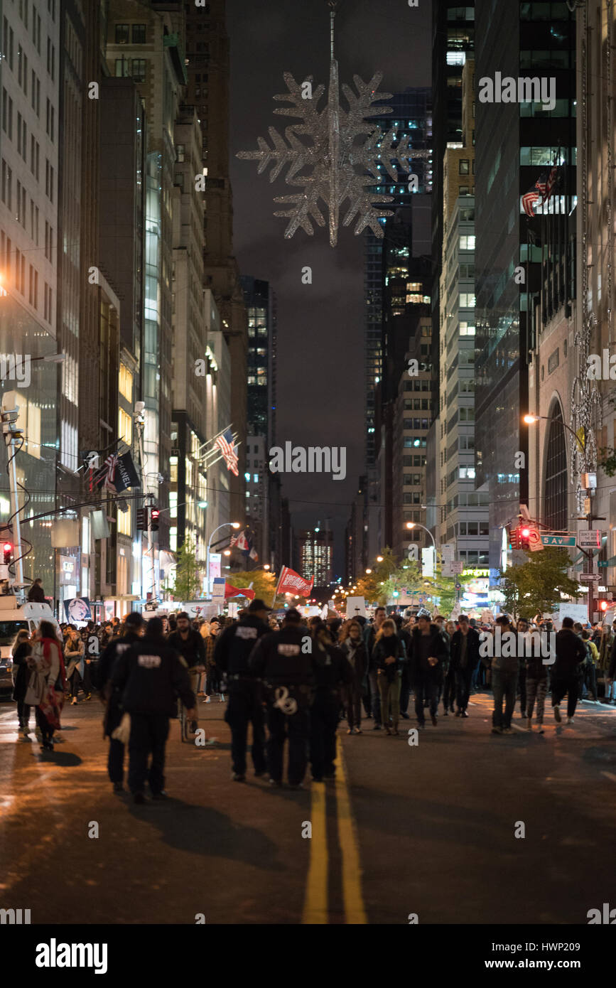 NYPD officers, under Christmas decorations, move in to disperse ...
