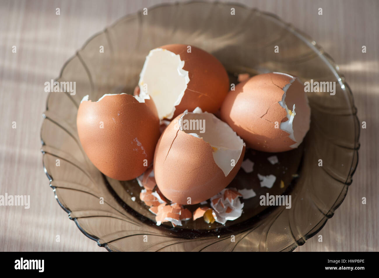 Eggshell pieces hi-res stock photography and images - Alamy