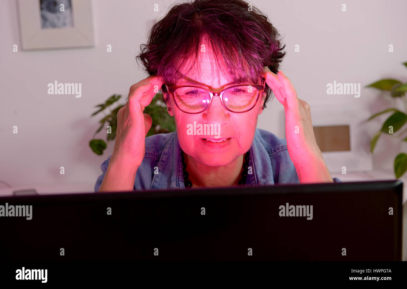 a woman at work with computer suffering painful headache Stock Photo ...