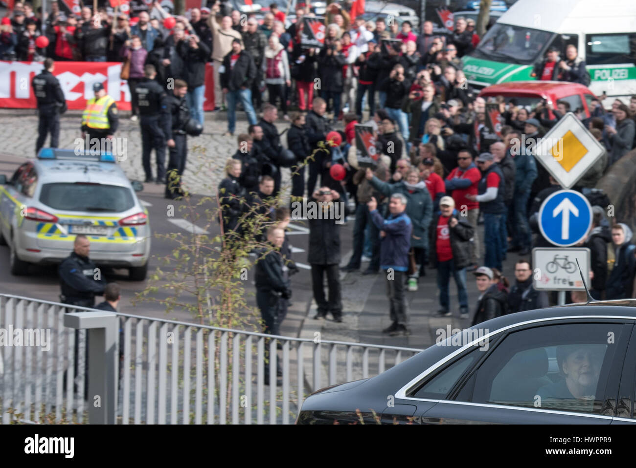 Halle, Germany. 22nd Mar, 2017. The car of German chancellor Angela ...