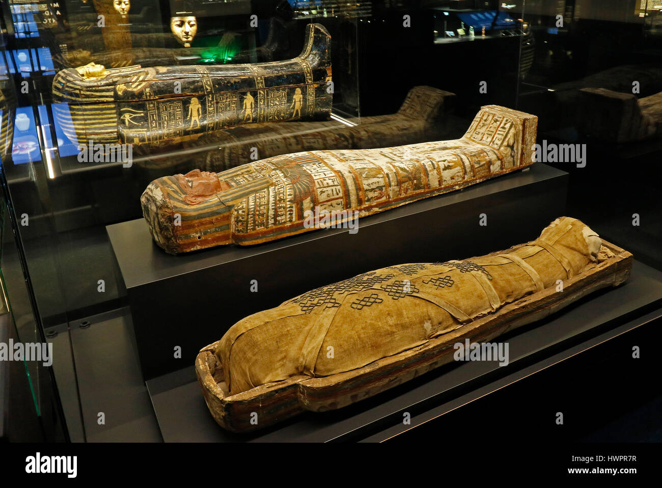 Rosenheim, Germany. 22nd Mar, 2017. Behind a glass window the interior ...